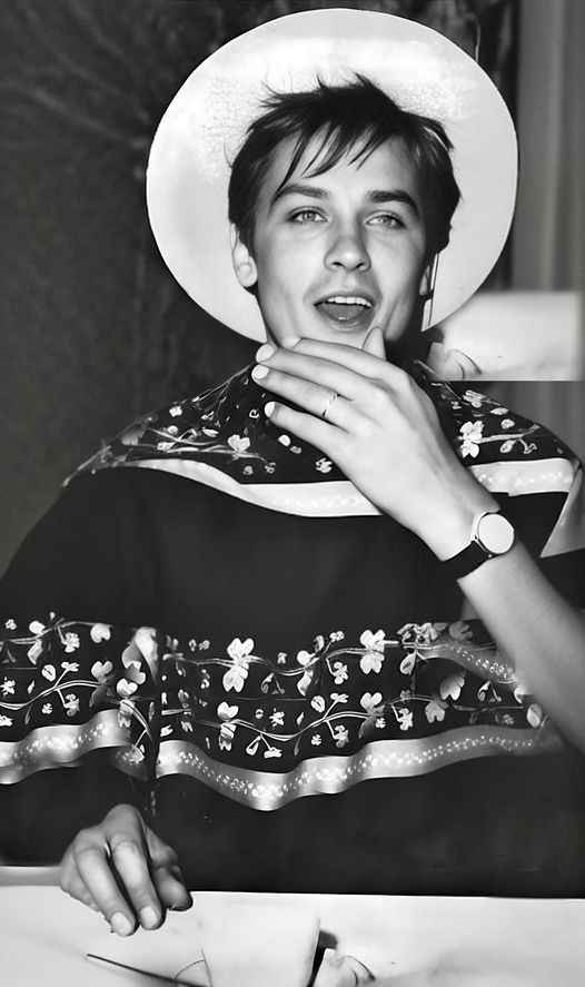 Alain Delon: Su recordada foto posando con una manta de huaso en Chile ...