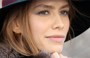 A dos meses del parto, modelo rusa recuperó su esbelta figura y disparó ...