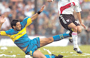 Las más feroces patadas del fútbol argentino: Con los tapones de punta ...