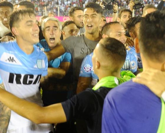 Los hinchas de Racing tiñeron el Obelisco de celeste y blanco: Todas ...