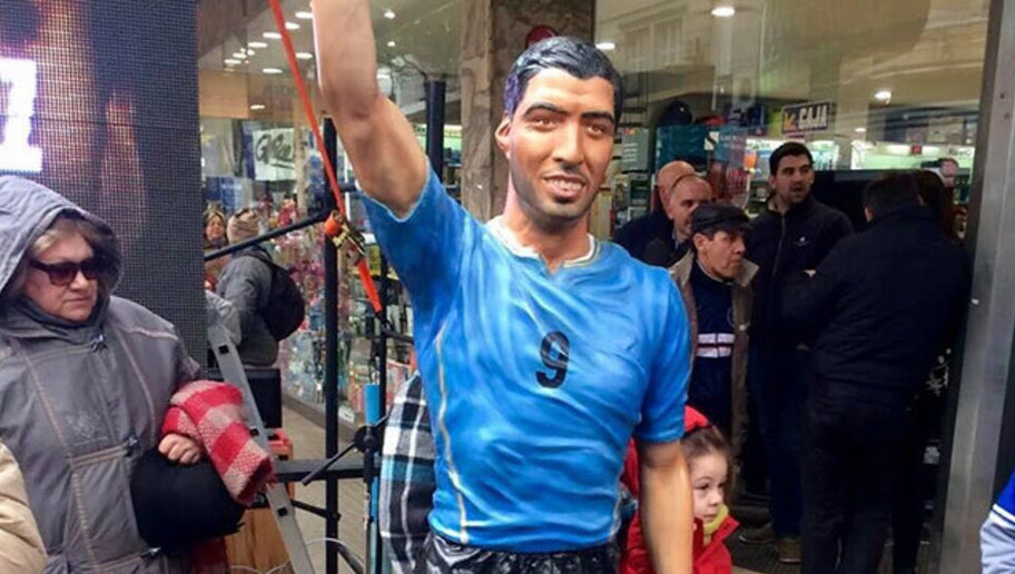 Fotos: Estas son las peores y más feas estatuas futboleras de todos los ...