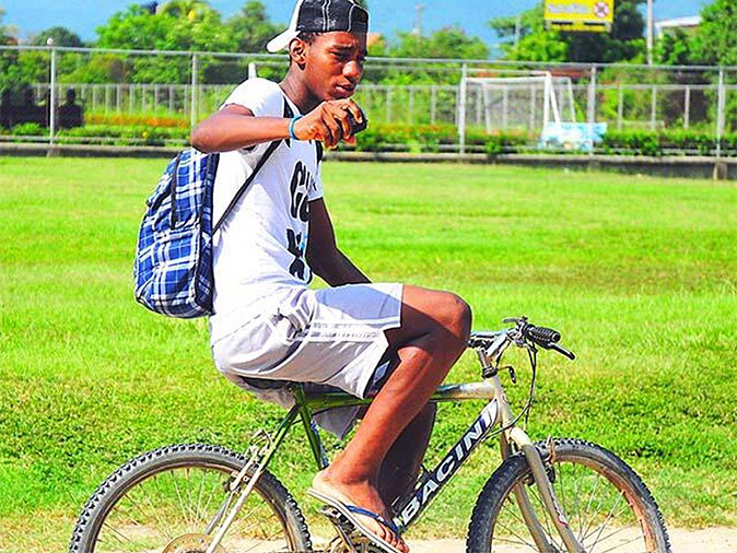 Futbolista de Honduras es viral por pasar de llegar en bicicleta a los ...