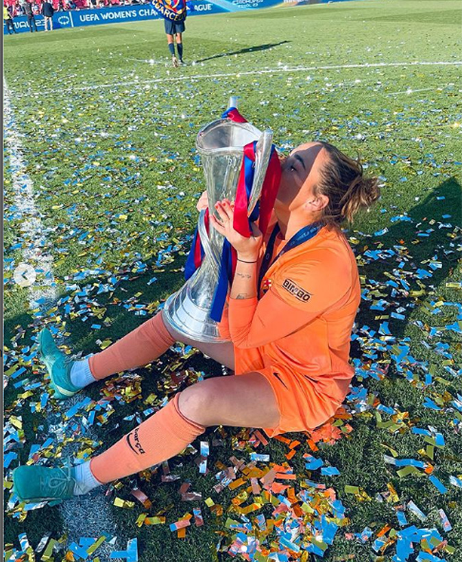 Fotos de Cata Coll, la portera española nominada al The Best 2023 ...