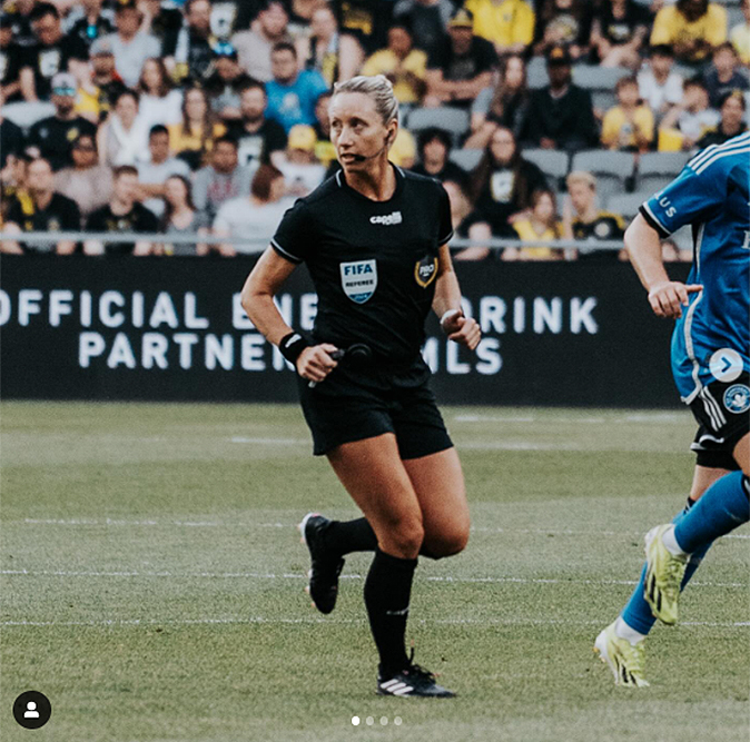 Árbitra Tori Penso hizo historia el dirigir a Lionel Messi en Estados ...