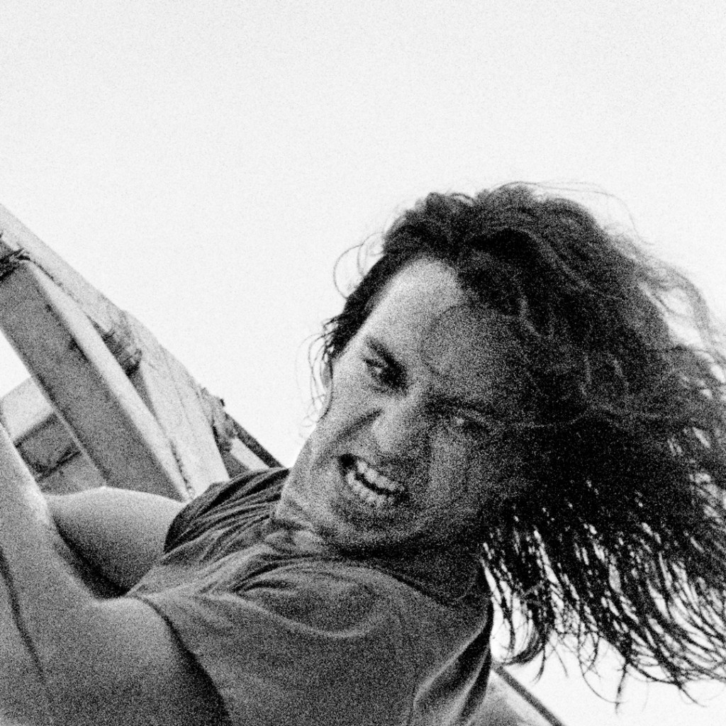 Eddie Vedder: Recuerde su famosa foto colgando en la parte más alta de ...