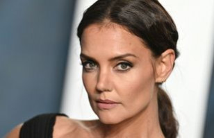 Katie Holmes destaca con un estilo informal gracias a este abrigo en la ...