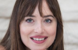 Dakota Johnson se aleja de su acostumbrado glamour con este cómodo look ...