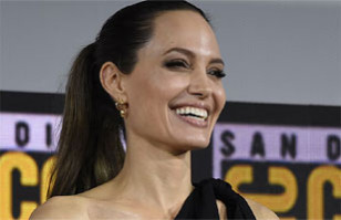 Angelina Jolie evocó sus años dorados en Hollywood con este look ...