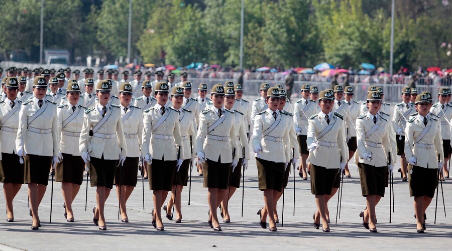 Pioneras invisibles: Las primeras mujeres que desfilaron en la Parada ...