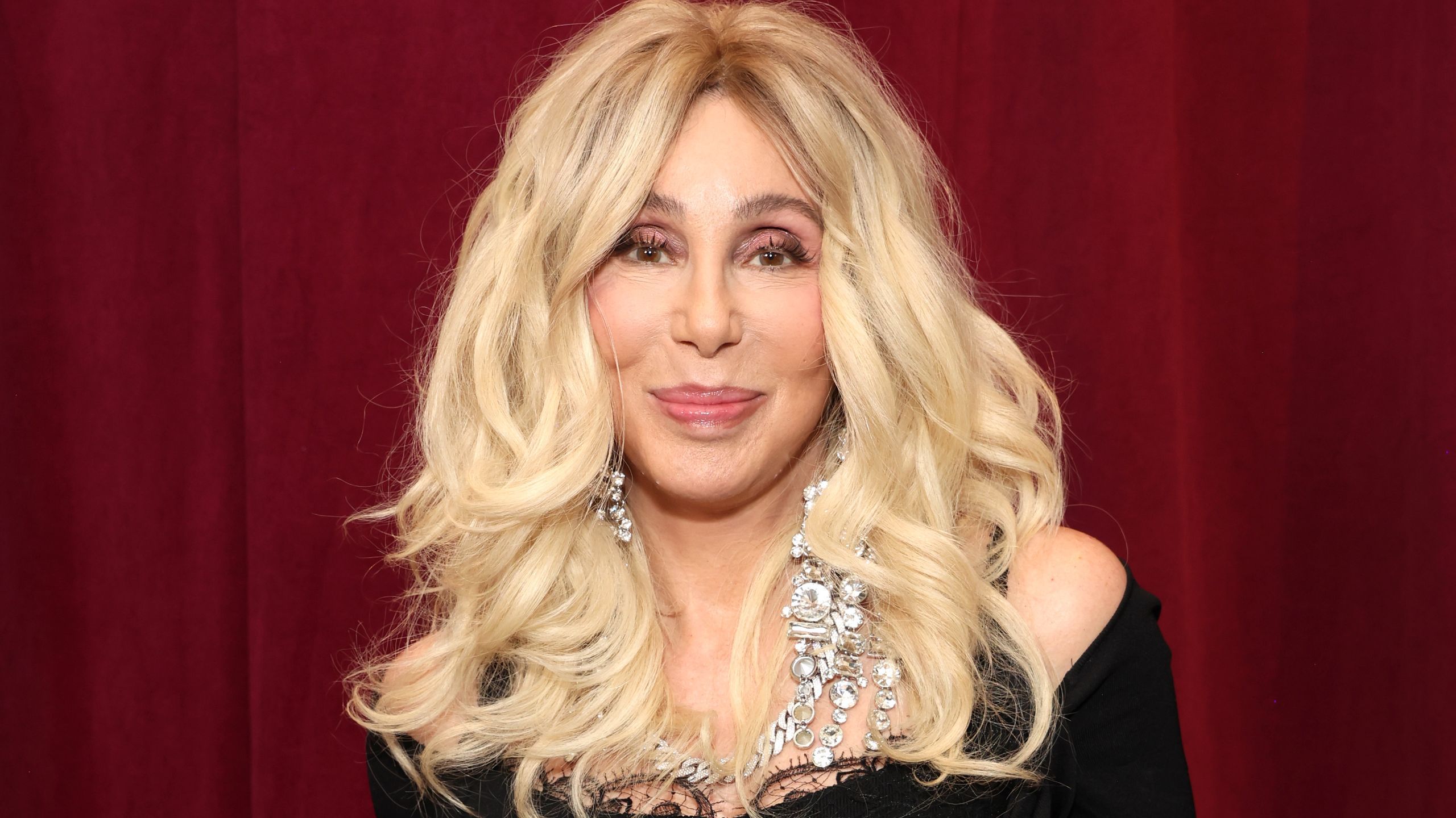 Cher es fotografiada en Nueva York junto a su novio 40 años menor: Hay ...