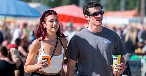 Dua Lipa es captada por paparazzis junto a Callum Turner en romántica ...