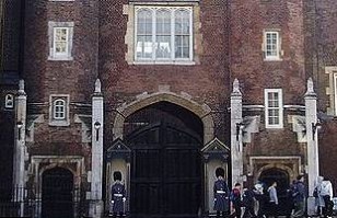 El túnel secreto que une al Palacio St. James con el Dukes Bar, uno de ...