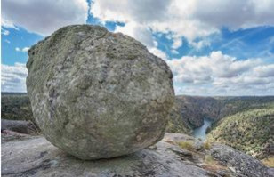 Mujer se salvó de milagro tras impacto de una roca gigante con la pared ...