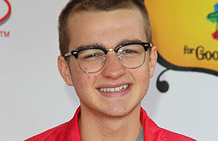 Two and a Half Men: Serie en llamas por "Jake Harper" | Series de TV