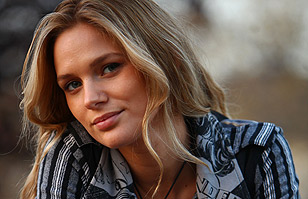 Mayte Rodríguez causa revuelo con fotos para revista masculina | TV chilena