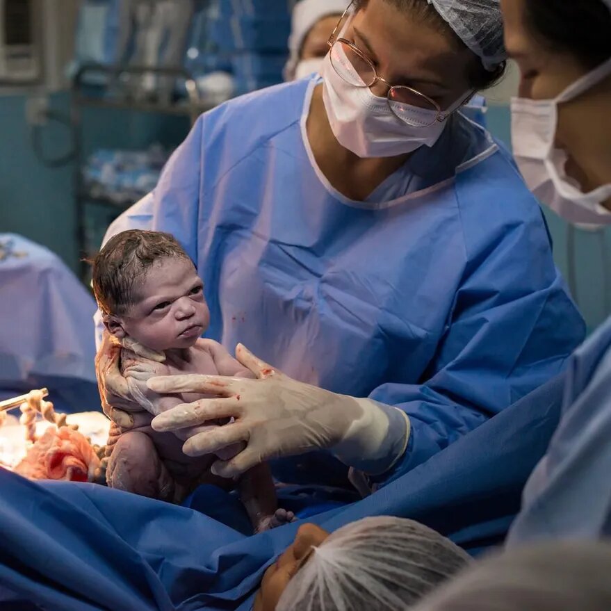 Fotógrafo y "la bebé enojada" se reencuentran 2 años después para ...